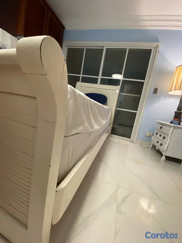 Corotos | Cama twin niños color blanco madera caoba tiene dos colchones