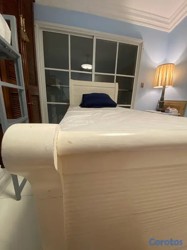 Corotos | Cama twin niños color blanco madera caoba tiene dos colchones