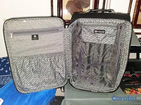 Corotos | Maleta Carry-On Pacific Coast Luggage (Negra)